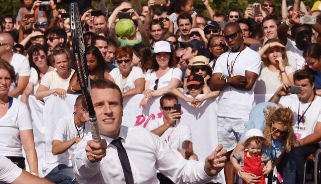 Macron sorprende jugando tenis y boxeando en pleno centro de París ...
