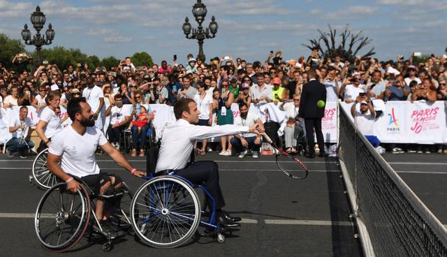 Macron sorprende jugando tenis y boxeando en pleno centro de París ...