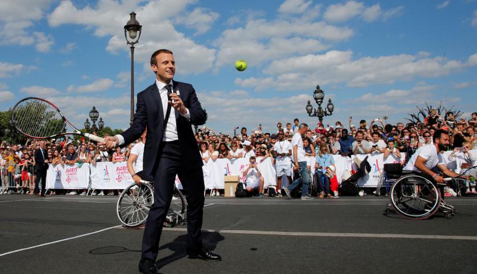 Macron sorprende jugando tenis y boxeando en pleno centro de París ...