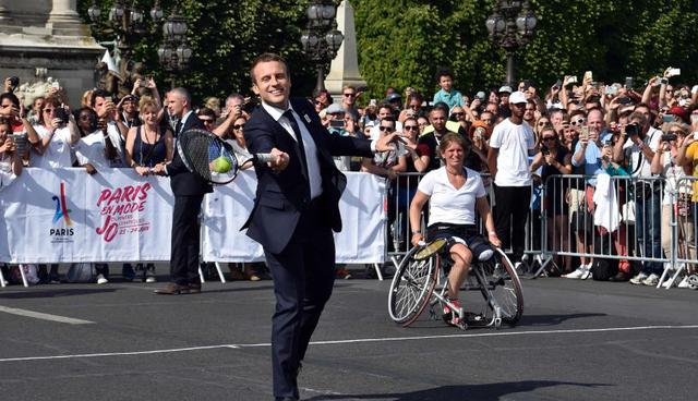 Macron sorprende jugando tenis y boxeando en pleno centro de París ...