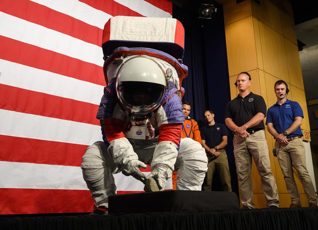 NASA | Así lucen los nuevos trajes espaciales que usarán los ...