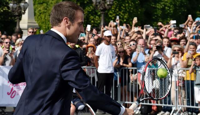 Macron sorprende jugando tenis y boxeando en pleno centro de París ...