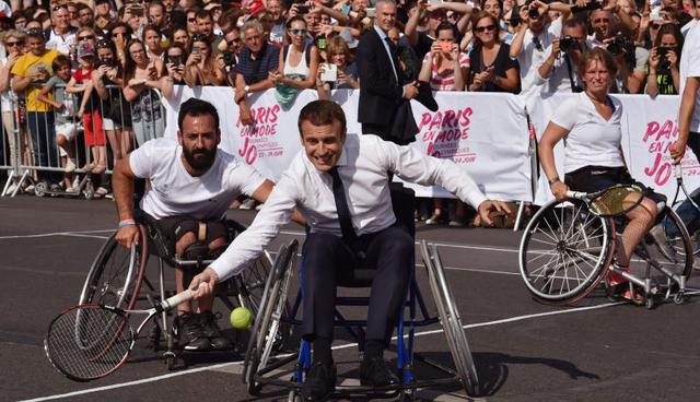 Macron sorprende jugando tenis y boxeando en pleno centro de París ...
