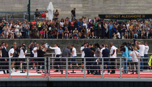 Macron sorprende jugando tenis y boxeando en pleno centro de París ...