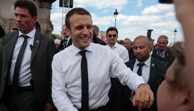 Macron sorprende jugando tenis y boxeando en pleno centro de París ...