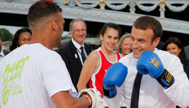 Macron sorprende jugando tenis y boxeando en pleno centro de París ...